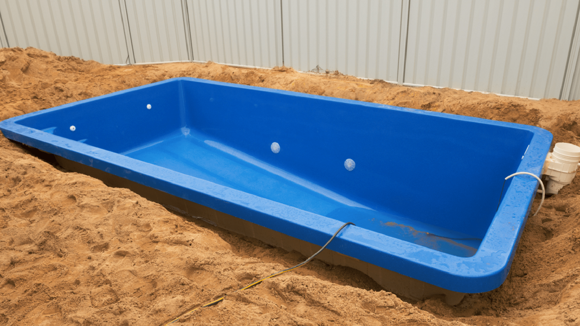 How to install a fiberglass pool: check out the step by step ...